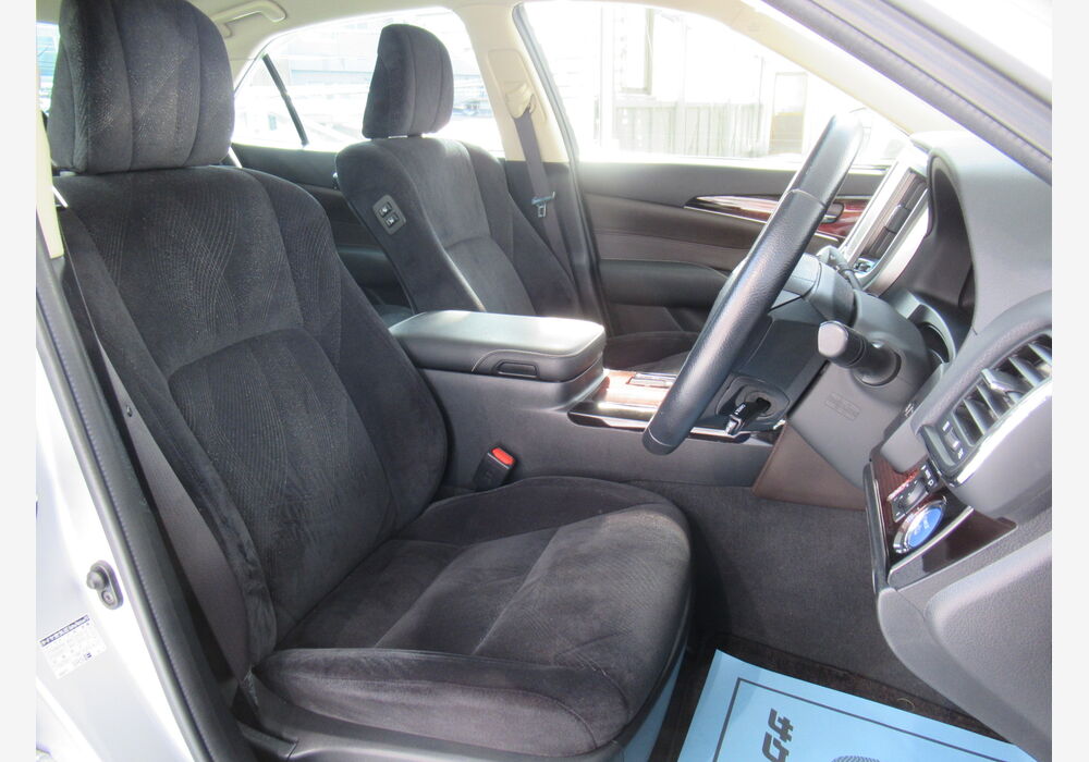 H28 クラウンHV2.5 | 中古車情報 | 市川で中古車のことなら株式会社サクマオート